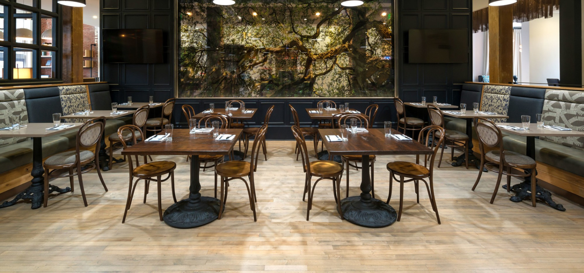 Experience This Savannah Hotel’s Charming Restaurant | Visit Savannah