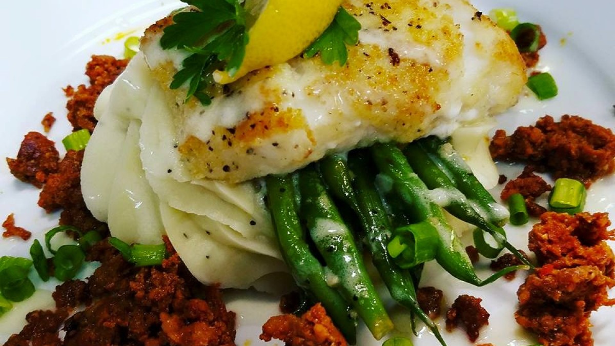 Where to Eat in Savannah’s Moon River District | Visit Savannah